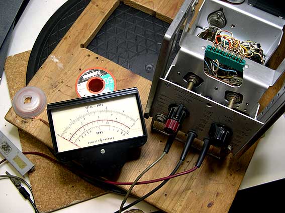 プラグイン式基板の入るソケット部分の様子。